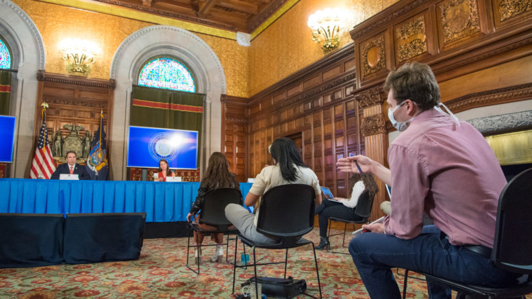 Governor Cuomo orders people in New York to wear face masks or ...