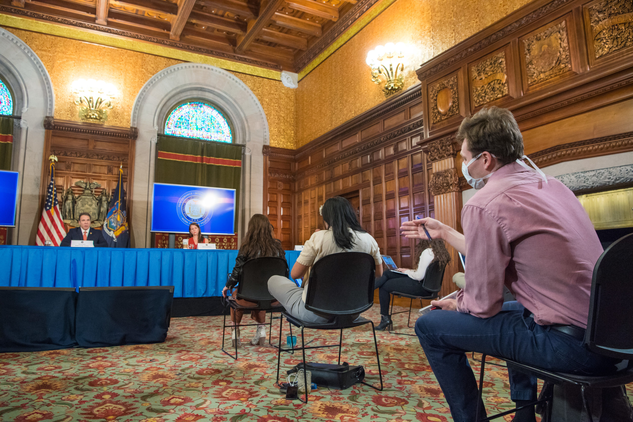 Governor Cuomo orders people in New York to wear face masks or ...